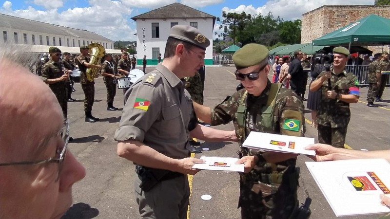 Comandante do 25º BPM recebe homenagem do 19º BIMtz - Brigada Militar